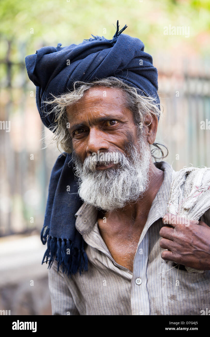 Poor old man hi-res stock photography and images - Alamy