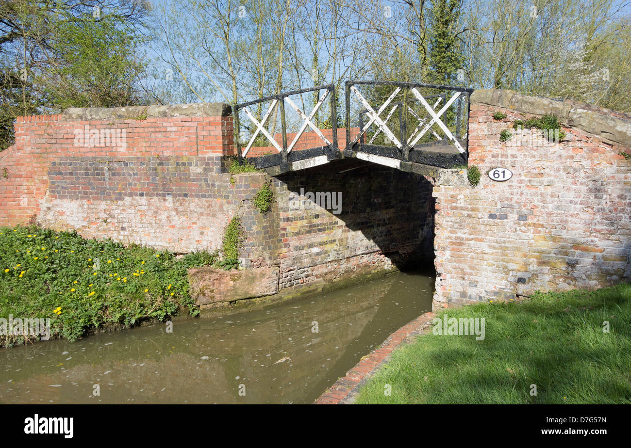 Cast iron split bridge on the South Stratford canal Stock Photo - Alamy