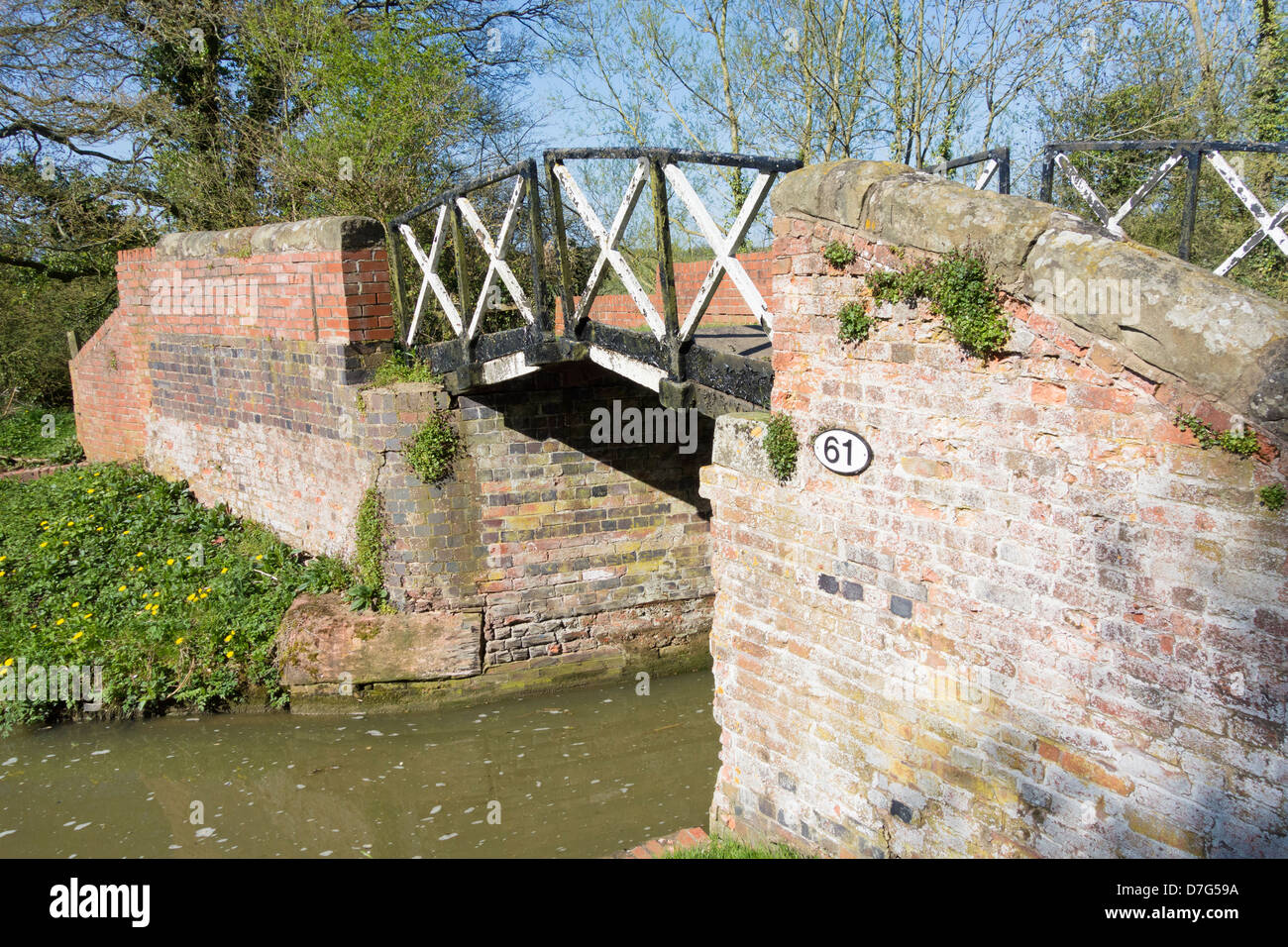 Cast iron split bridge on the South Stratford canal Stock Photo - Alamy
