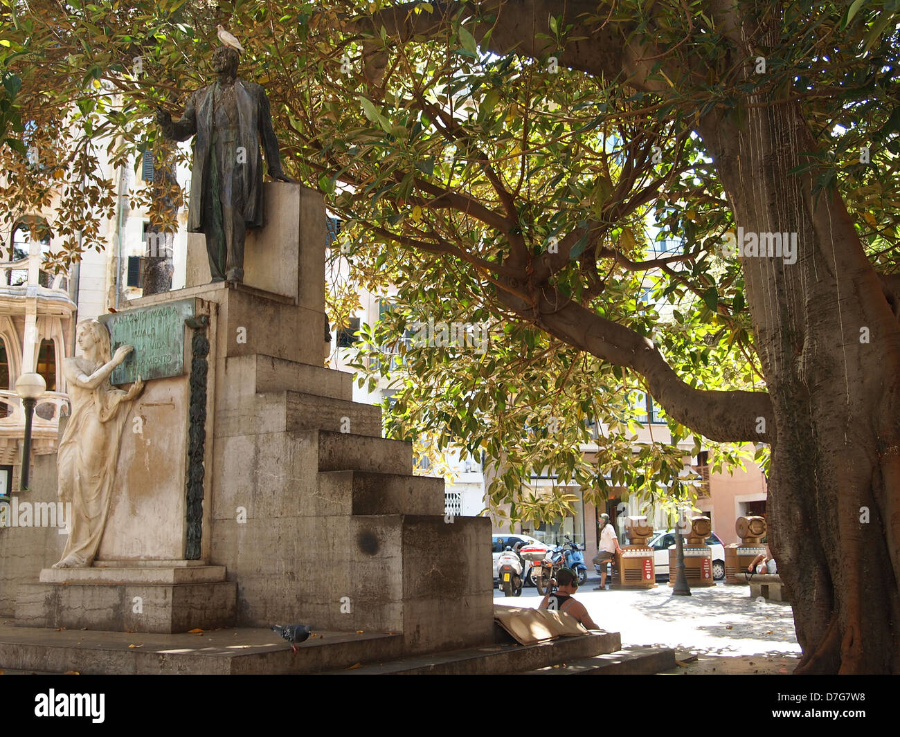 Giant black man statue hi-res stock photography and images - Alamy