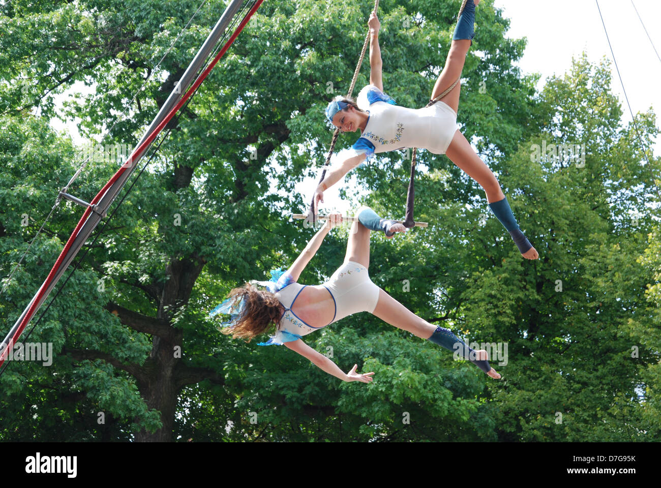 Trapeze act hi-res stock photography and images - Alamy