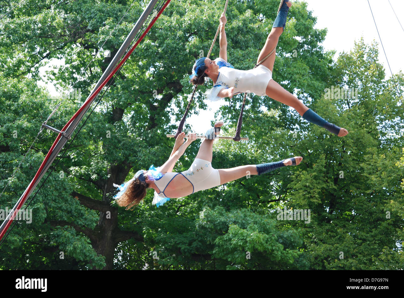 Flying trapeze act hi-res stock photography and images - Alamy