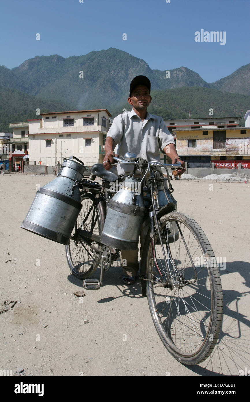 India milk man bicycle hi-res stock photography and images - Alamy