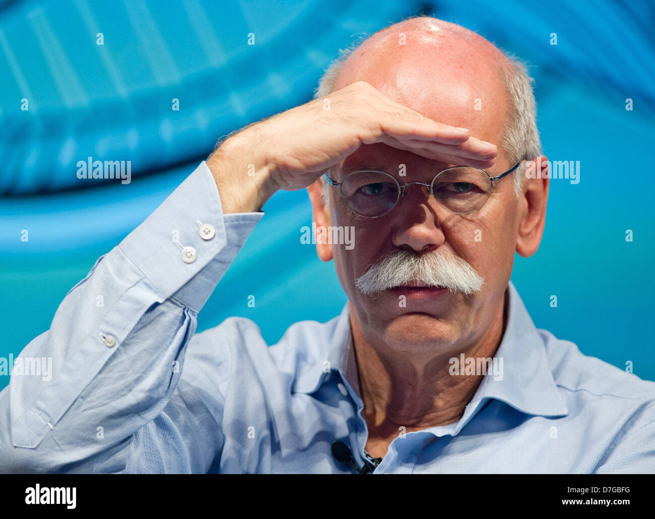 CEO of Daimler AG Dieter Zetsche talks about the networking of cars ...