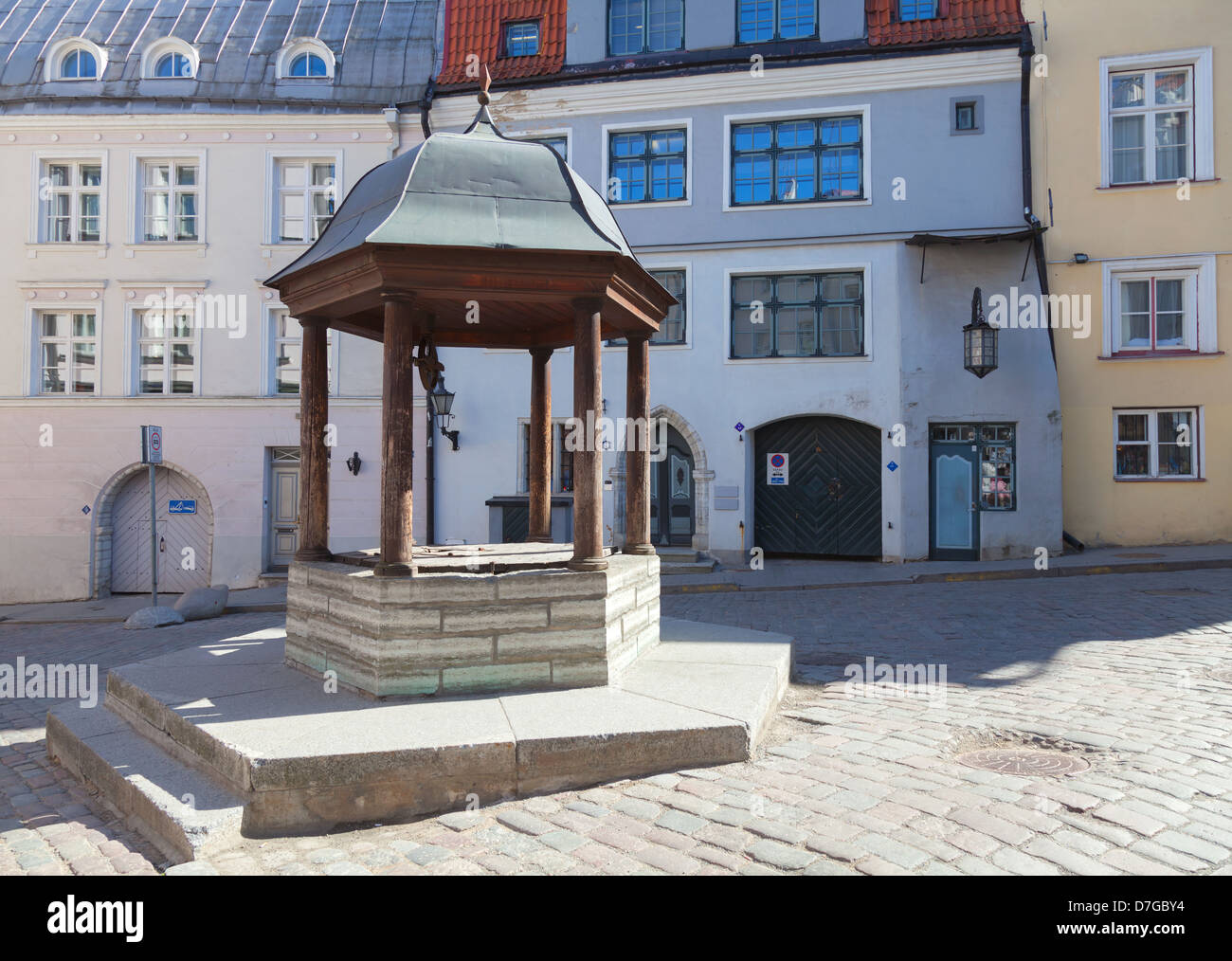 Ancient water well hi-res stock photography and images - Alamy