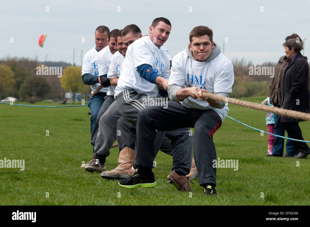 Tug of war team hi-res stock photography and images - Alamy