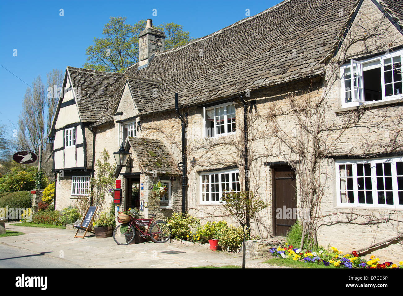 OXFORDSHIRE, UK. The Old Swan, a traditional English pub in the village ...
