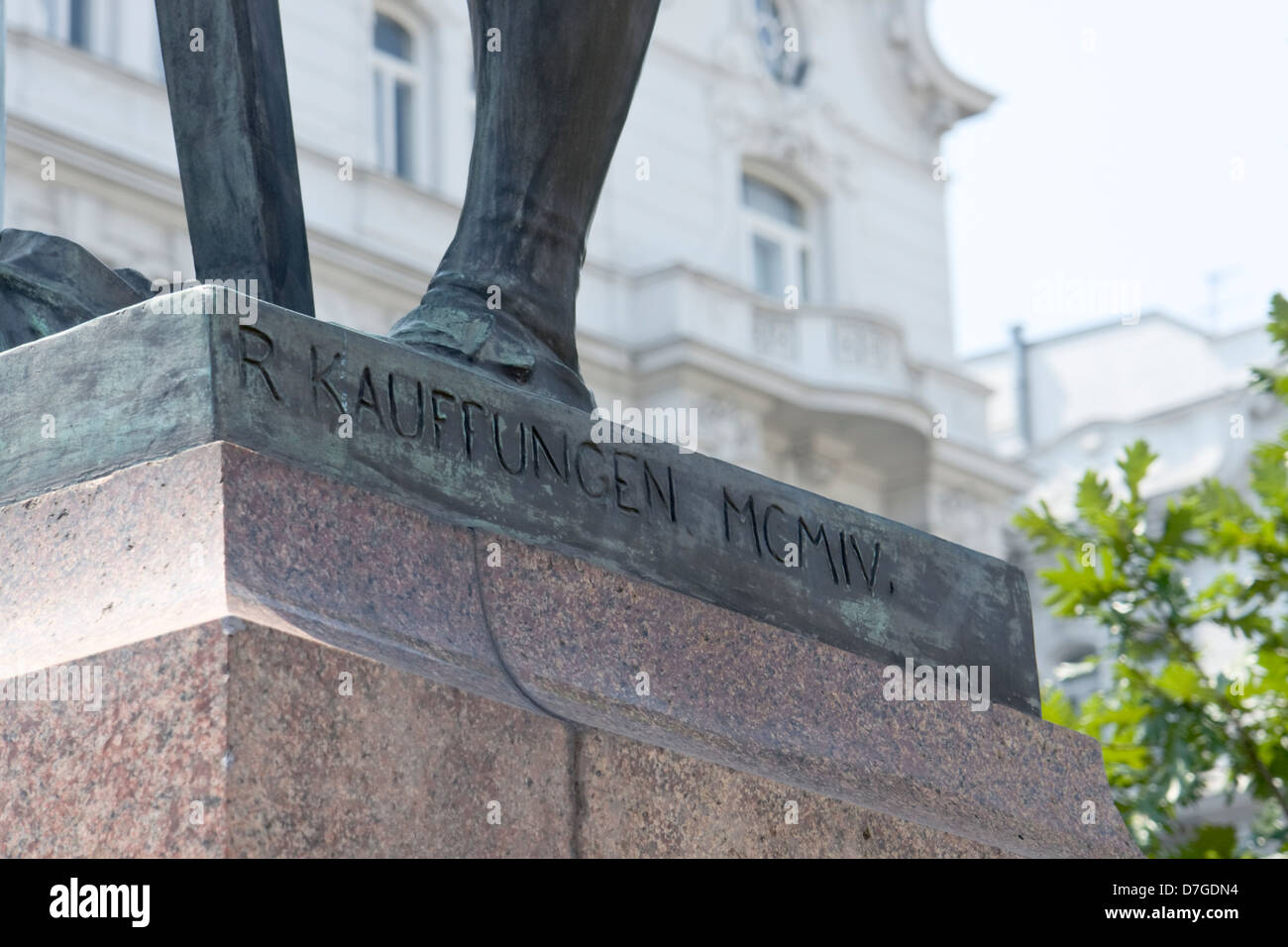 Sculptor's signature on bronze statue [...] Stock Photo - Alamy