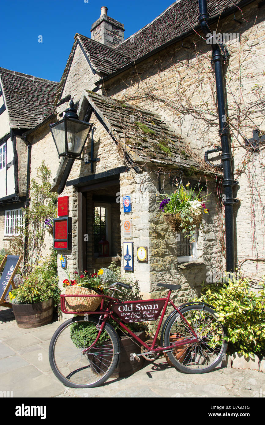 Witney cotswolds old swan hi-res stock photography and images - Alamy