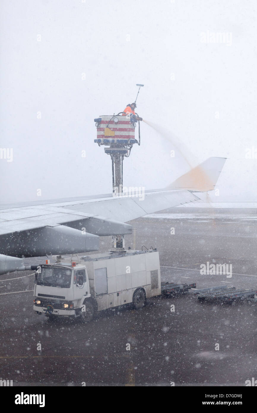 Aircraft de icing hi-res stock photography and images - Alamy