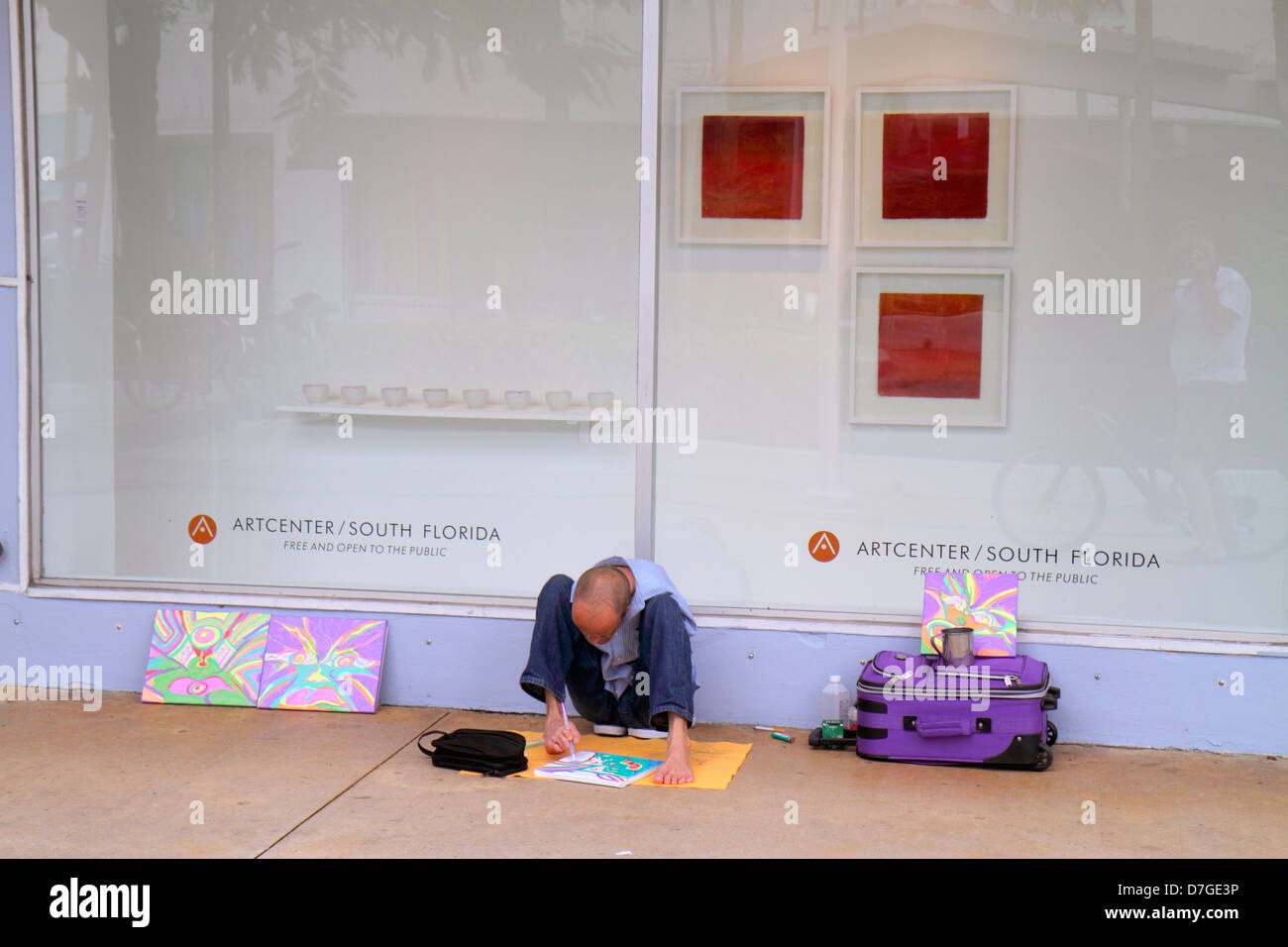 Foot painting artist armless hi-res stock photography and images - Alamy