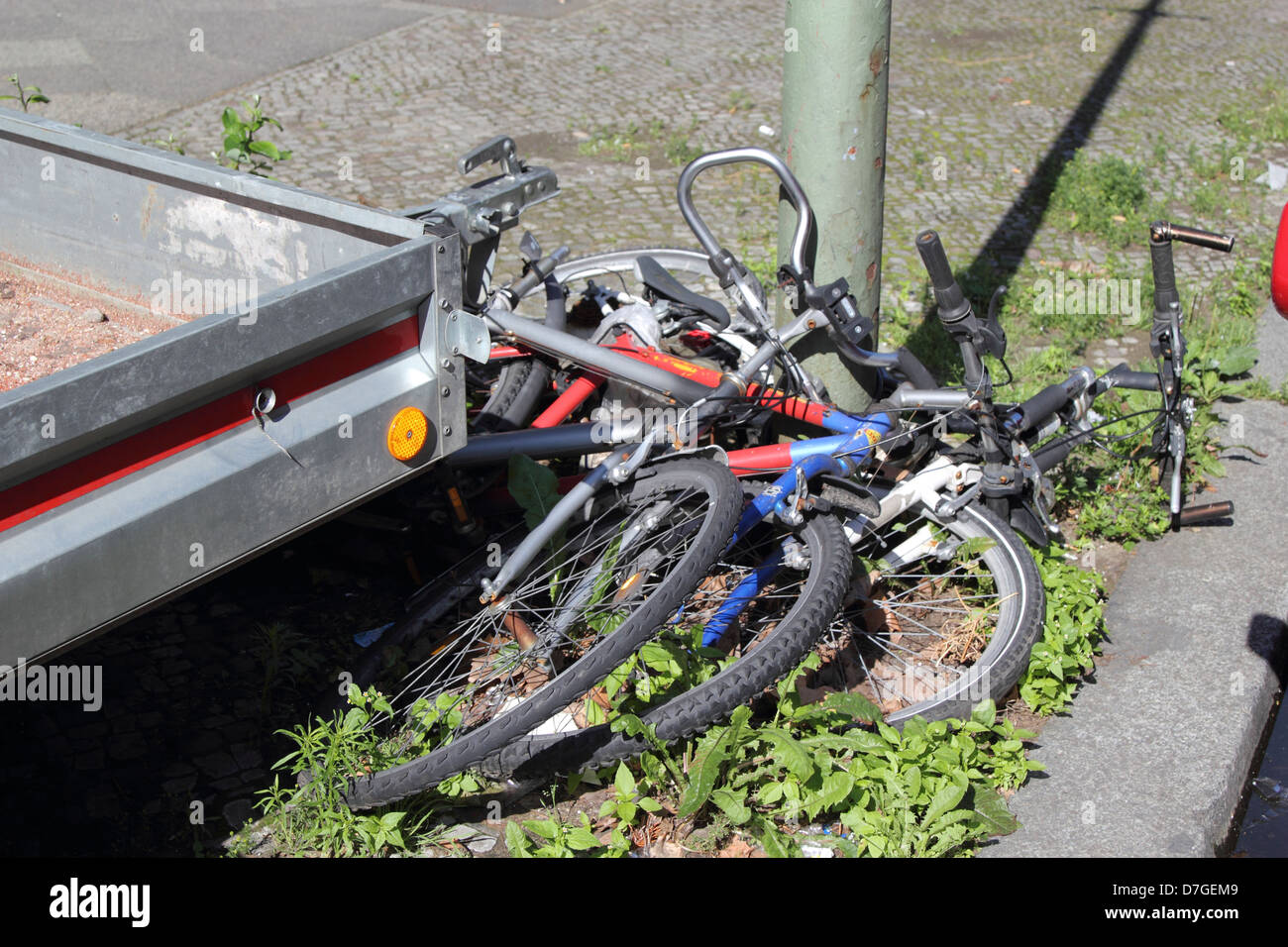 bicycle garbage waste refuse rubbish trash Stock Photo - Alamy