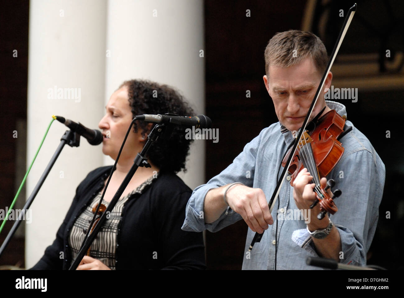 Rochester, Kent, England, UK. Shadrack Tye - urban folk band. Tina ...