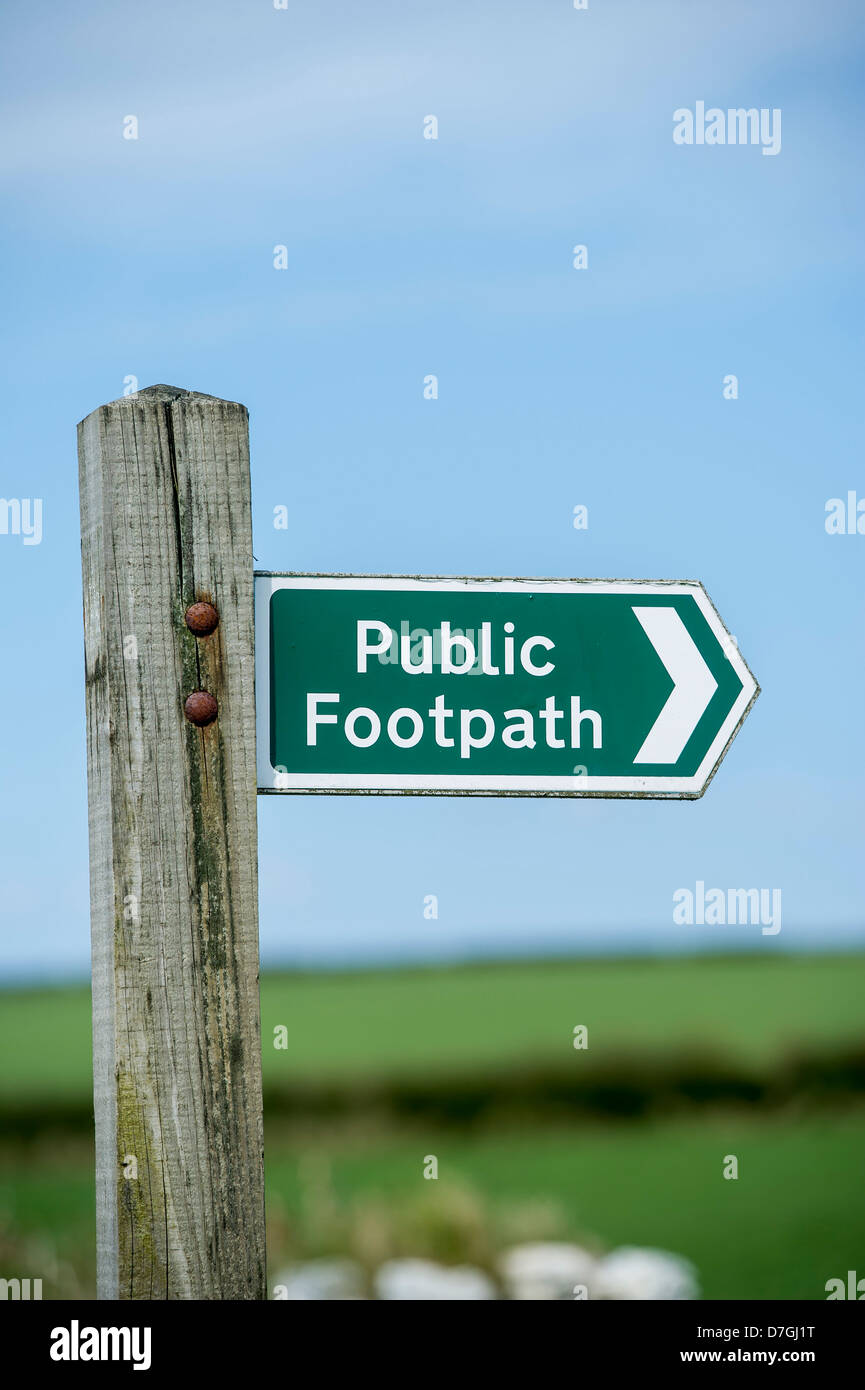 Signpost and countryside hi-res stock photography and images - Alamy
