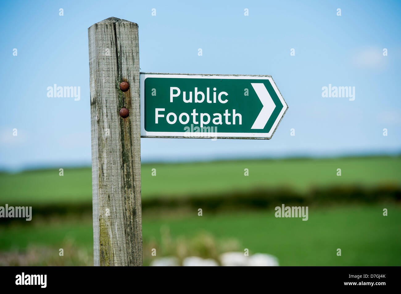 Signpost and countryside hi-res stock photography and images - Alamy