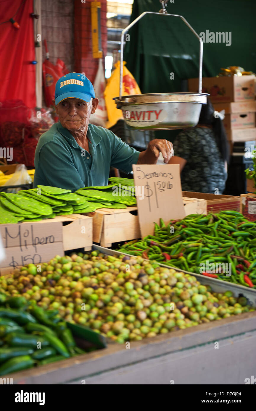 Vendor at the farmers market Stock Photo - Alamy
