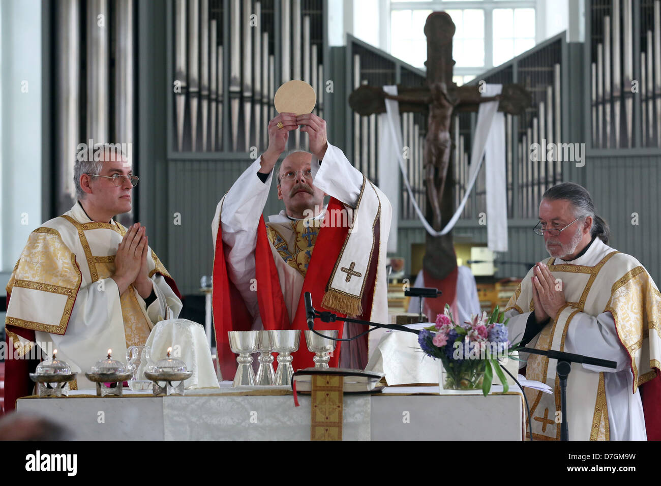 Priest consecrating bread hi-res stock photography and images - Alamy