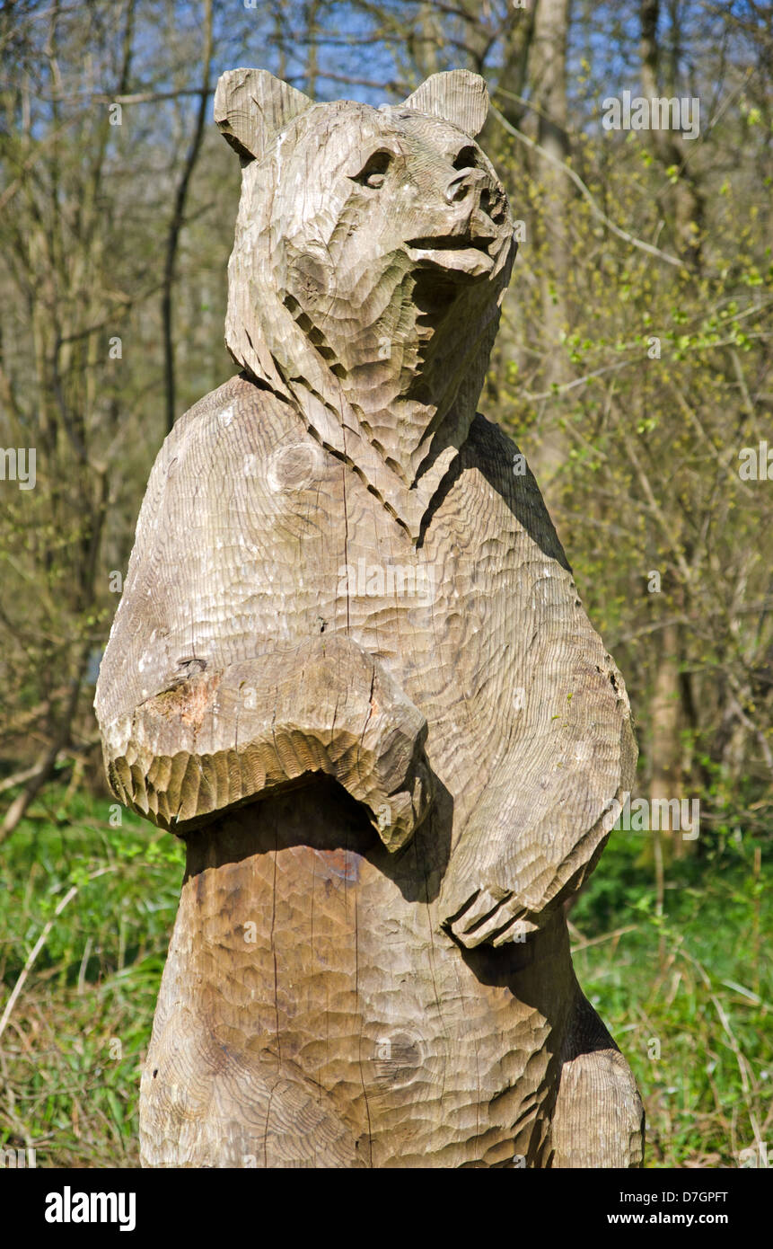 Bear wood carving hi-res stock photography and images - Alamy