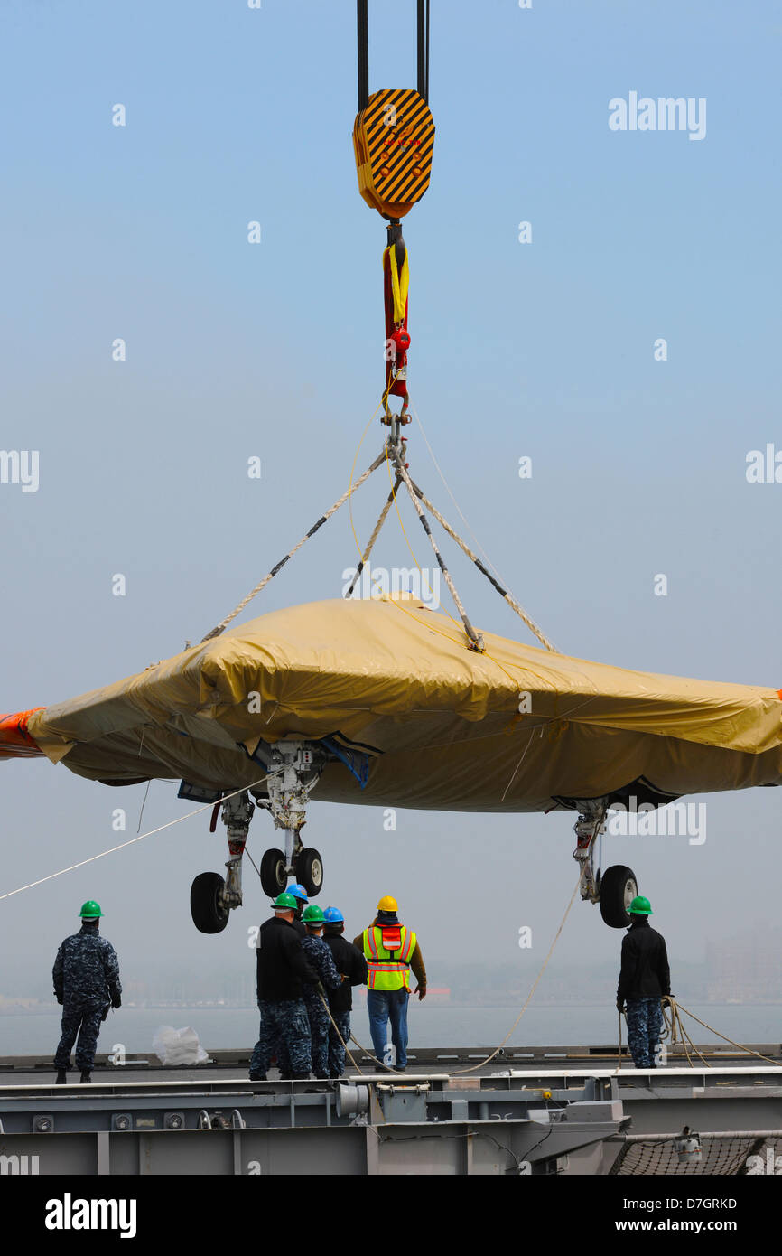 Uss george h w bush cvn 77 hi-res stock photography and images - Alamy