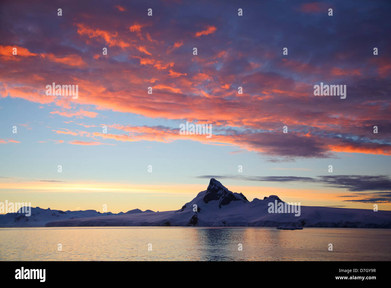 Sunset / sunrise as we travel below the Antarctic Circle, Antarctica ...