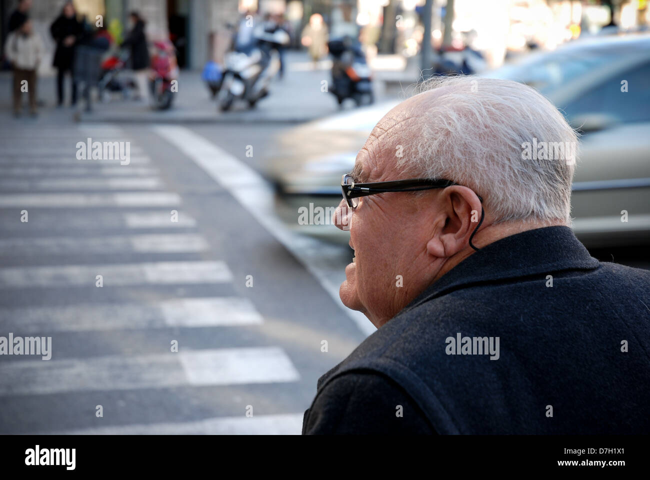 Old man crossing road old hi-res stock photography and images - Alamy