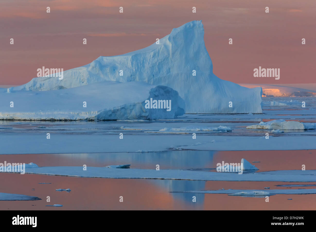 Sunset / sunrise as we travel below the Antarctic Circle, Antarctica ...