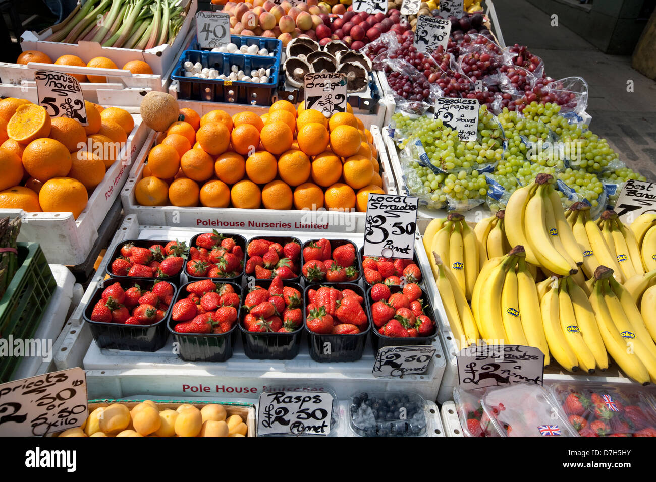 Fruit and vegetable stall Stock Photo - Alamy