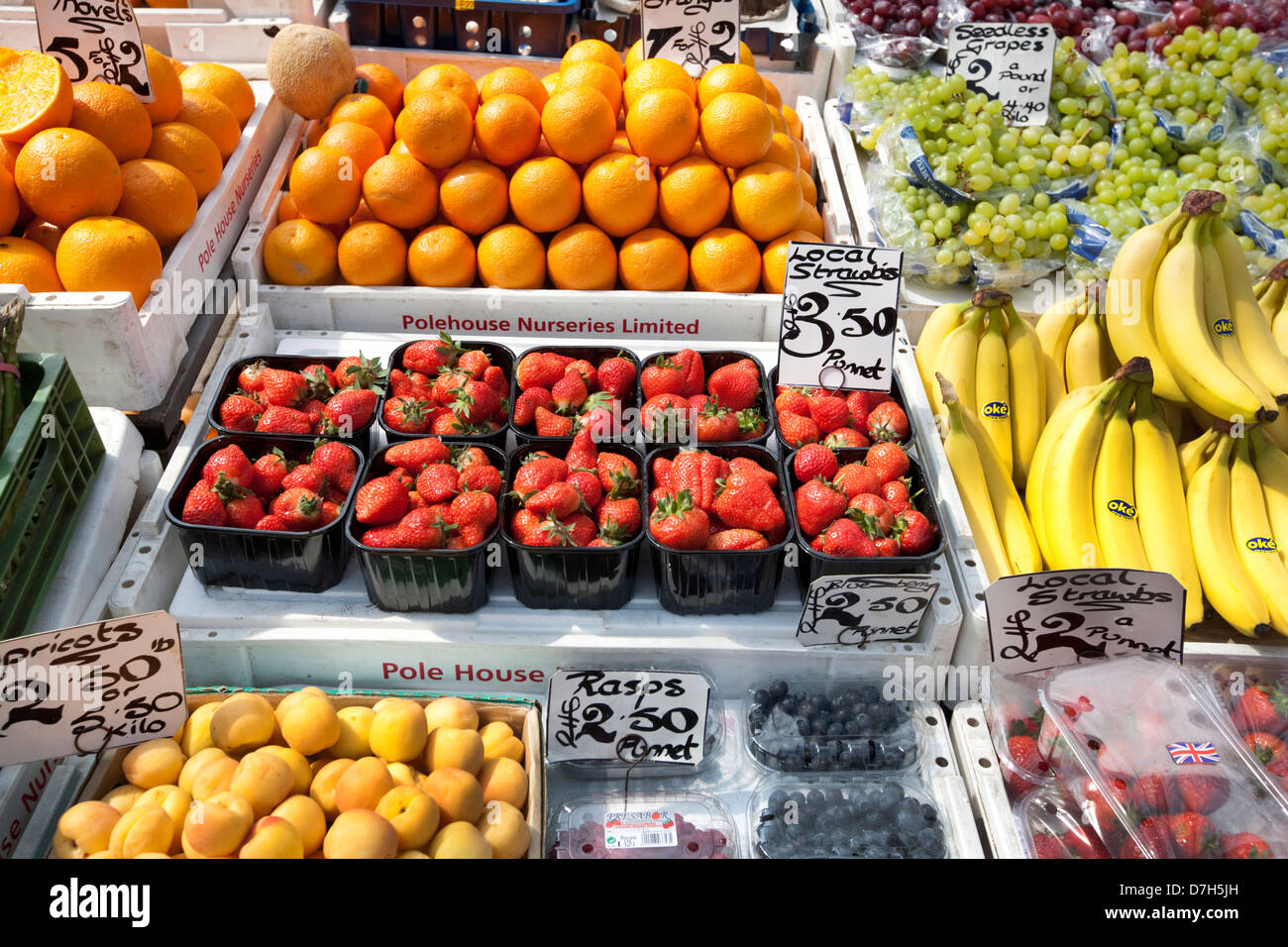 Fruit and vegetable stall Stock Photo - Alamy
