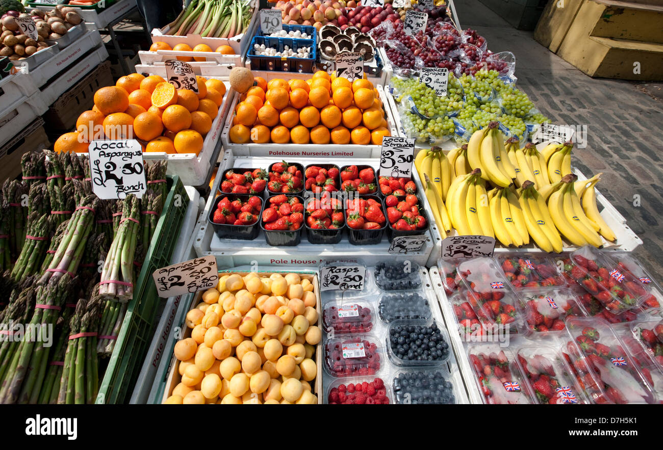 Fruit and vegetable stall Stock Photo - Alamy