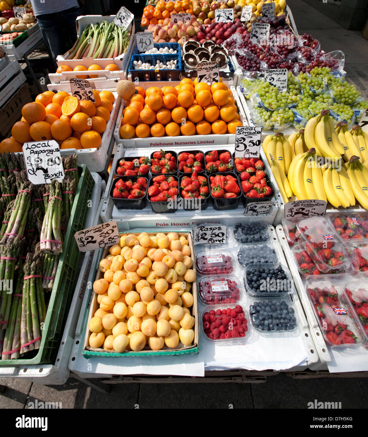 Fruit and vegetable stall Stock Photo - Alamy