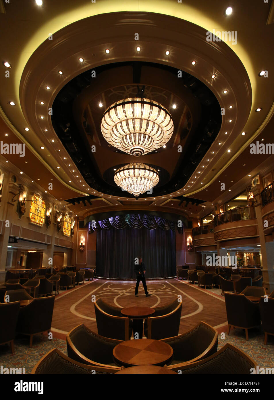 Queen elizabeth 2 liner room hi-res stock photography and images - Alamy