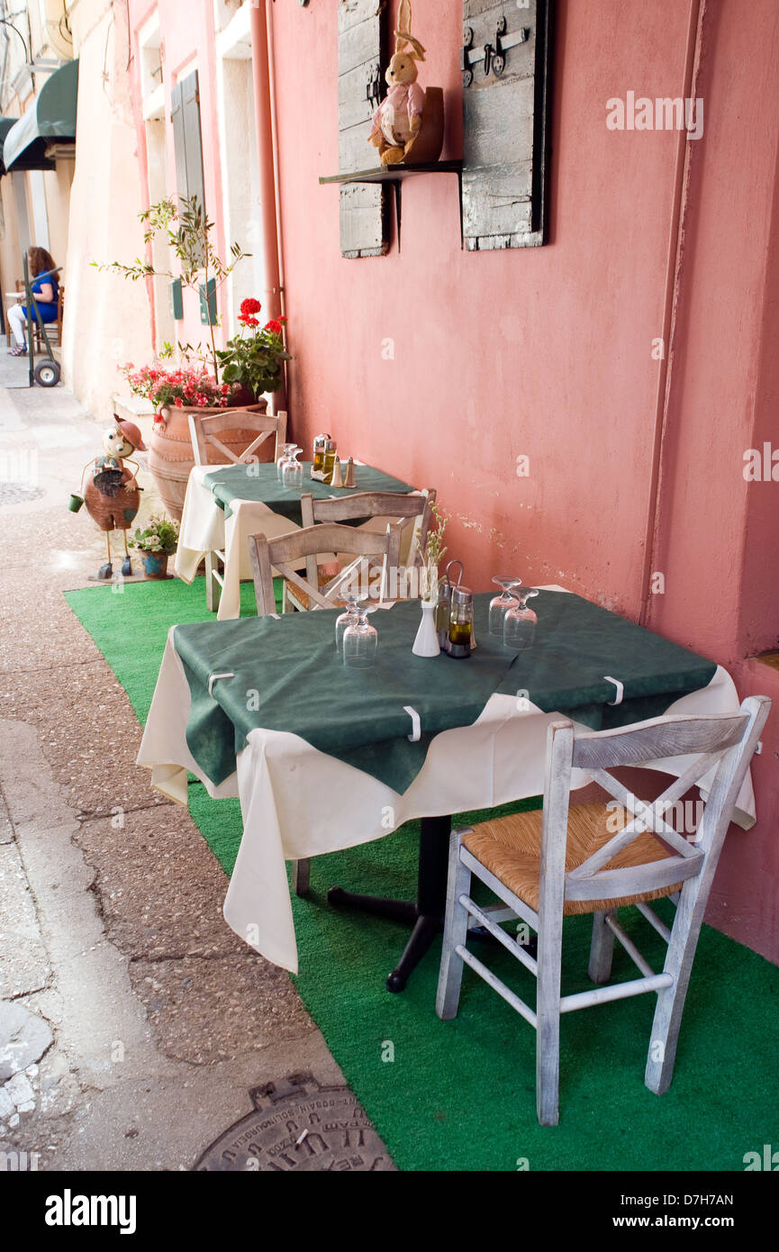 Greek restaurant tables hi-res stock photography and images - Alamy