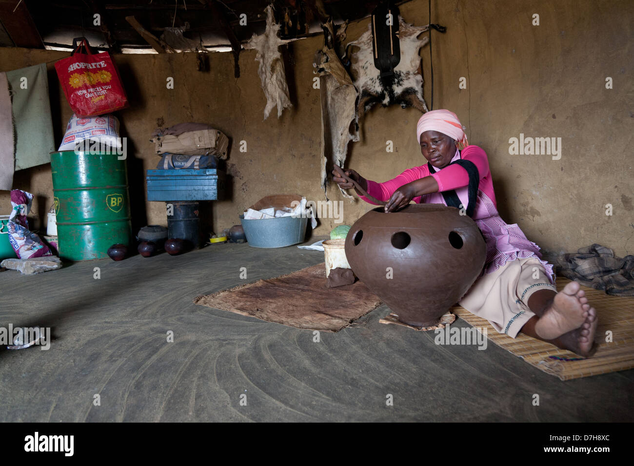 An African woman crafting a traditional clay pot Stock Photo - Alamy