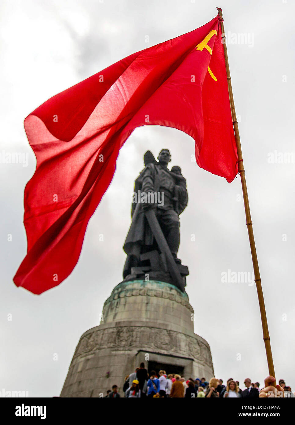Berlin 1945 soviet flag hi-res stock photography and images - Alamy