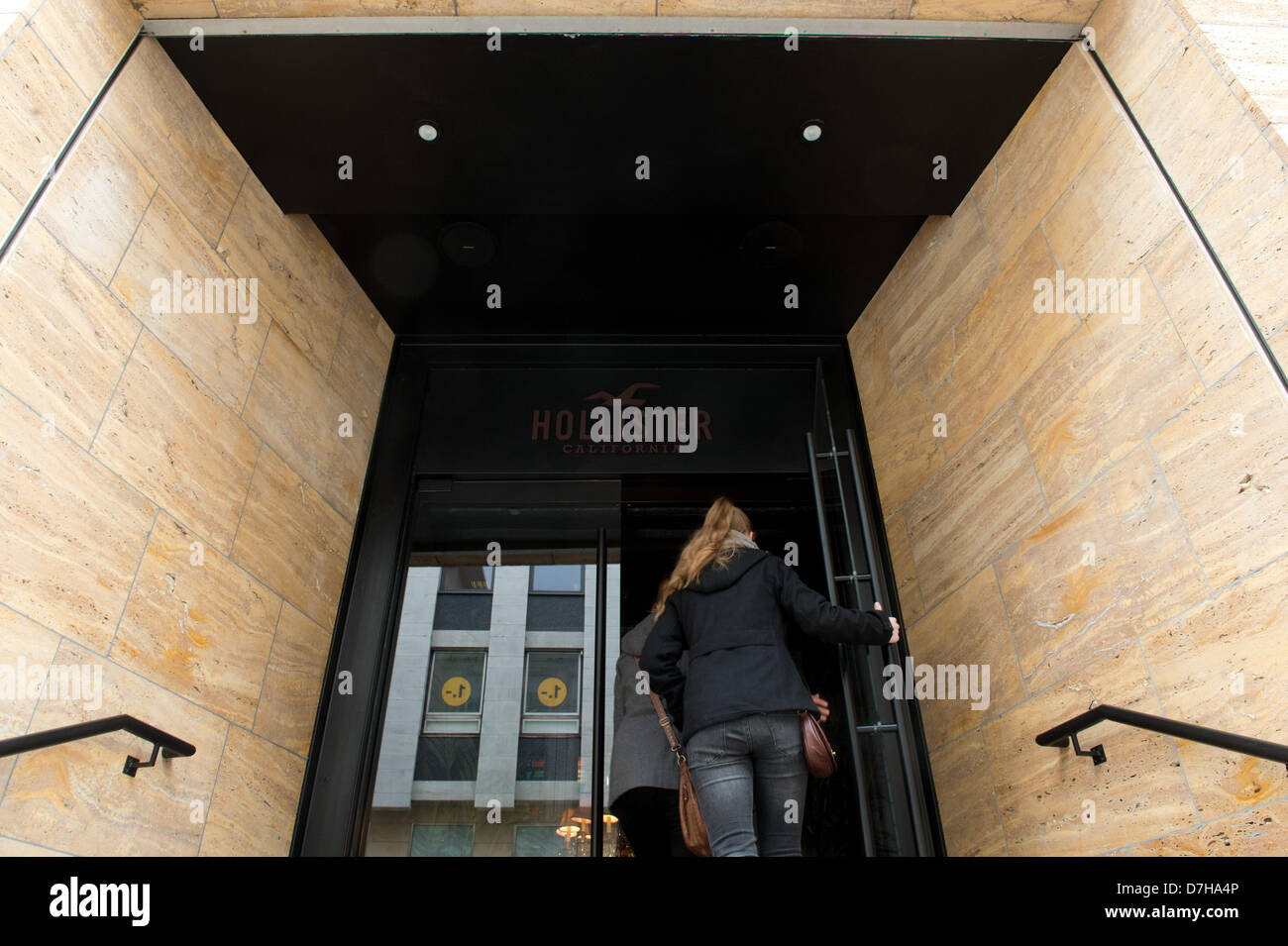 Hollister store hi-res stock photography and images - Alamy