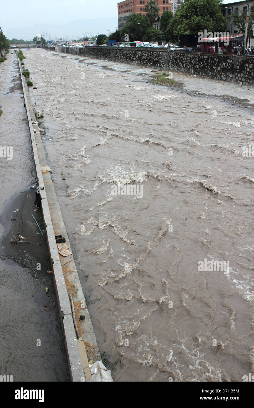 Santiago de Chile Rio Mapocho Stock Photo - Alamy