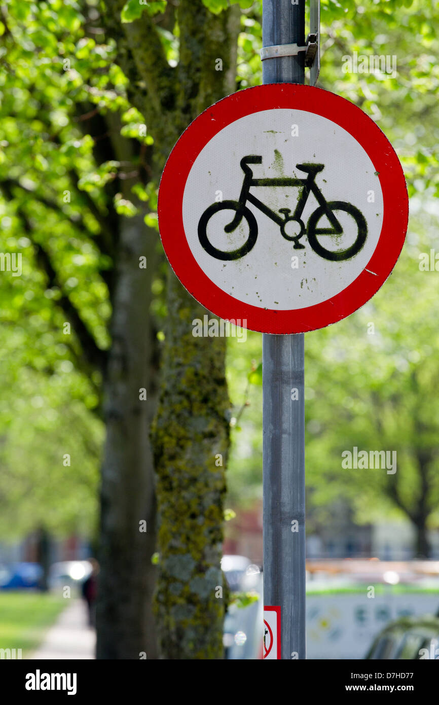 Cycle with no cycle sign hi-res stock photography and images - Alamy
