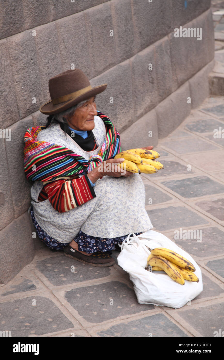 South america peru old woman hi-res stock photography and images - Alamy