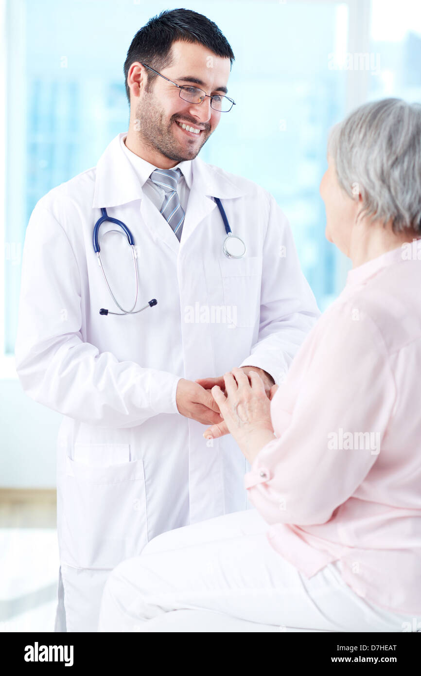 Doctor speaking to elderly woman hi-res stock photography and images ...