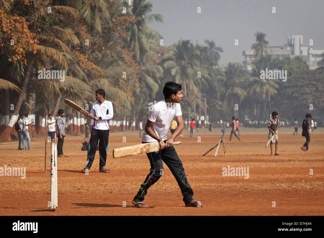 Boys children playing cricket hi-res stock photography and images - Alamy