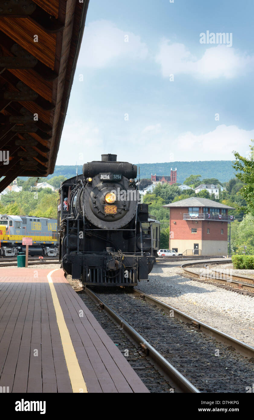 Steam locomotive Canadian National 3254 approaching passenger platform ...