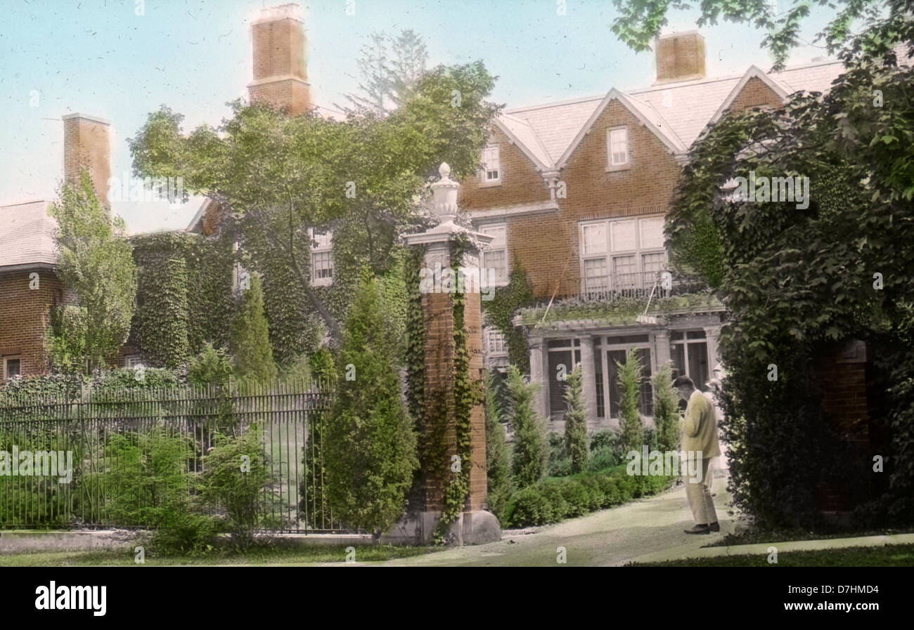Finely Barrow Estate, Lake Forest, IL – Entrance lawn Stock Photo - Alamy