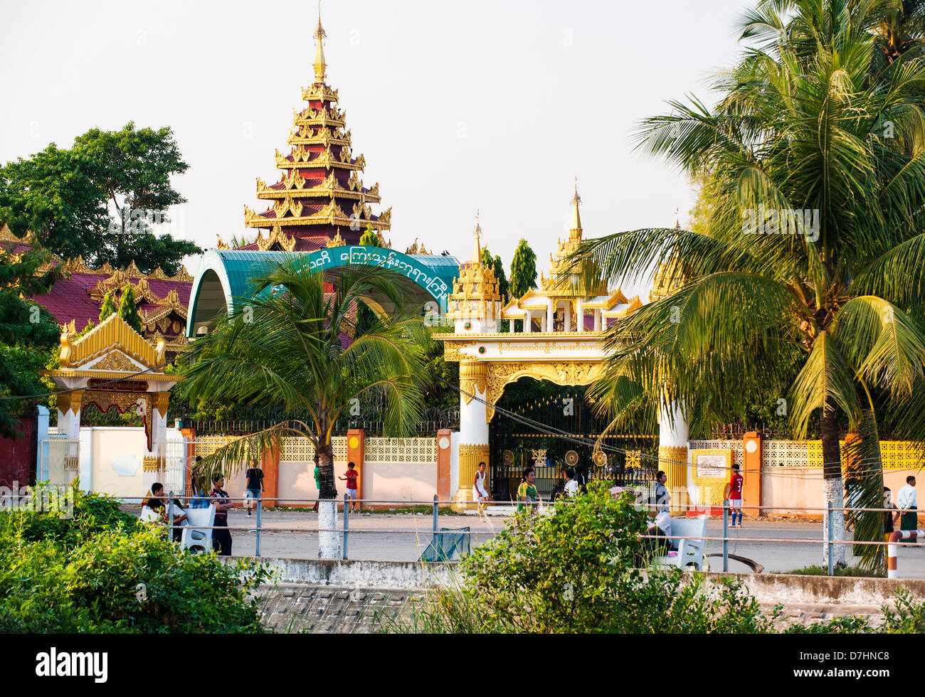 Botataung temple hi-res stock photography and images - Alamy