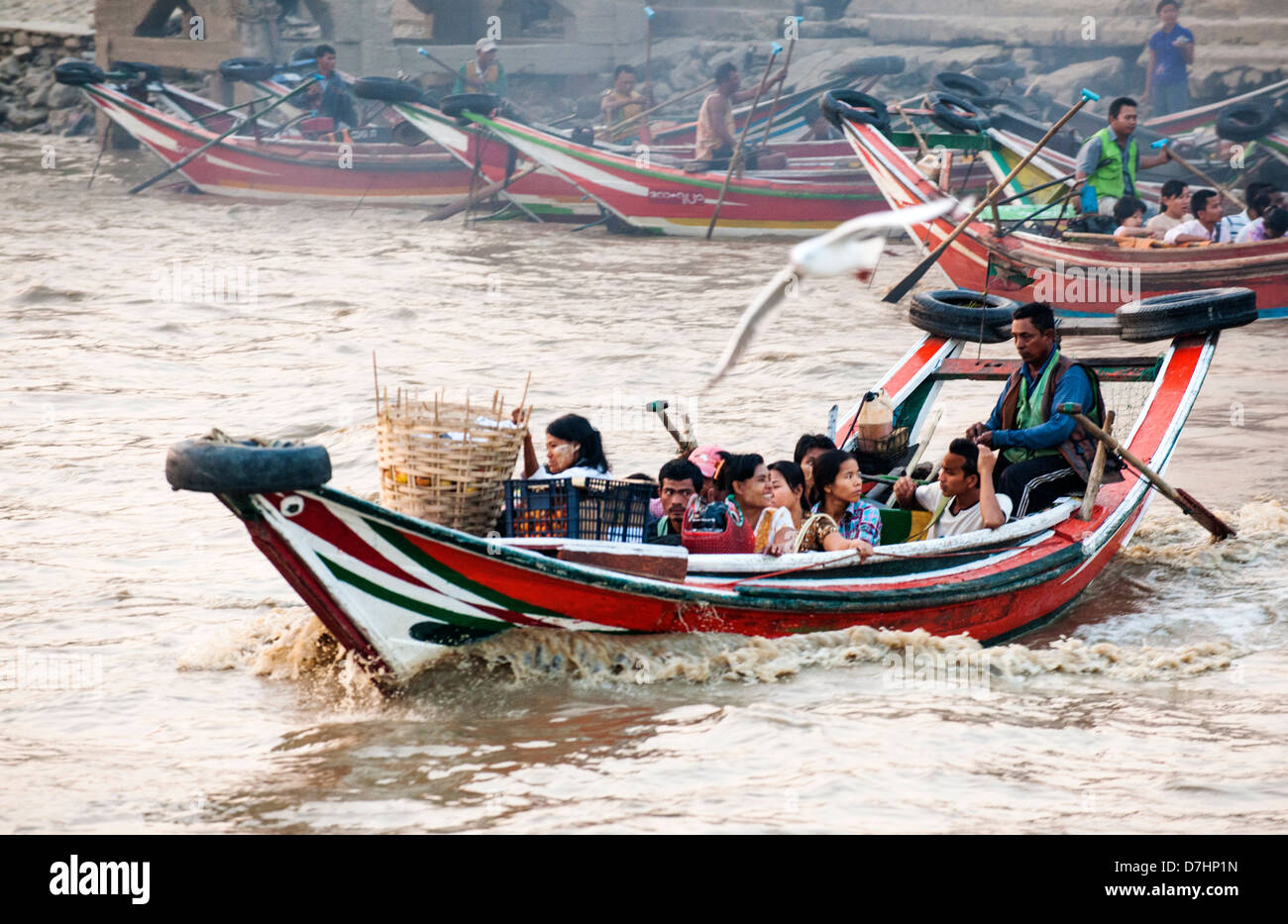 Long burmese boats hi-res stock photography and images - Alamy