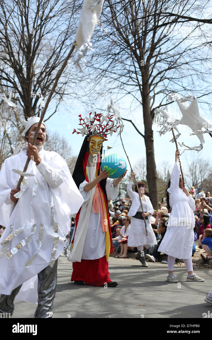 Puppets giant hi-res stock photography and images - Alamy