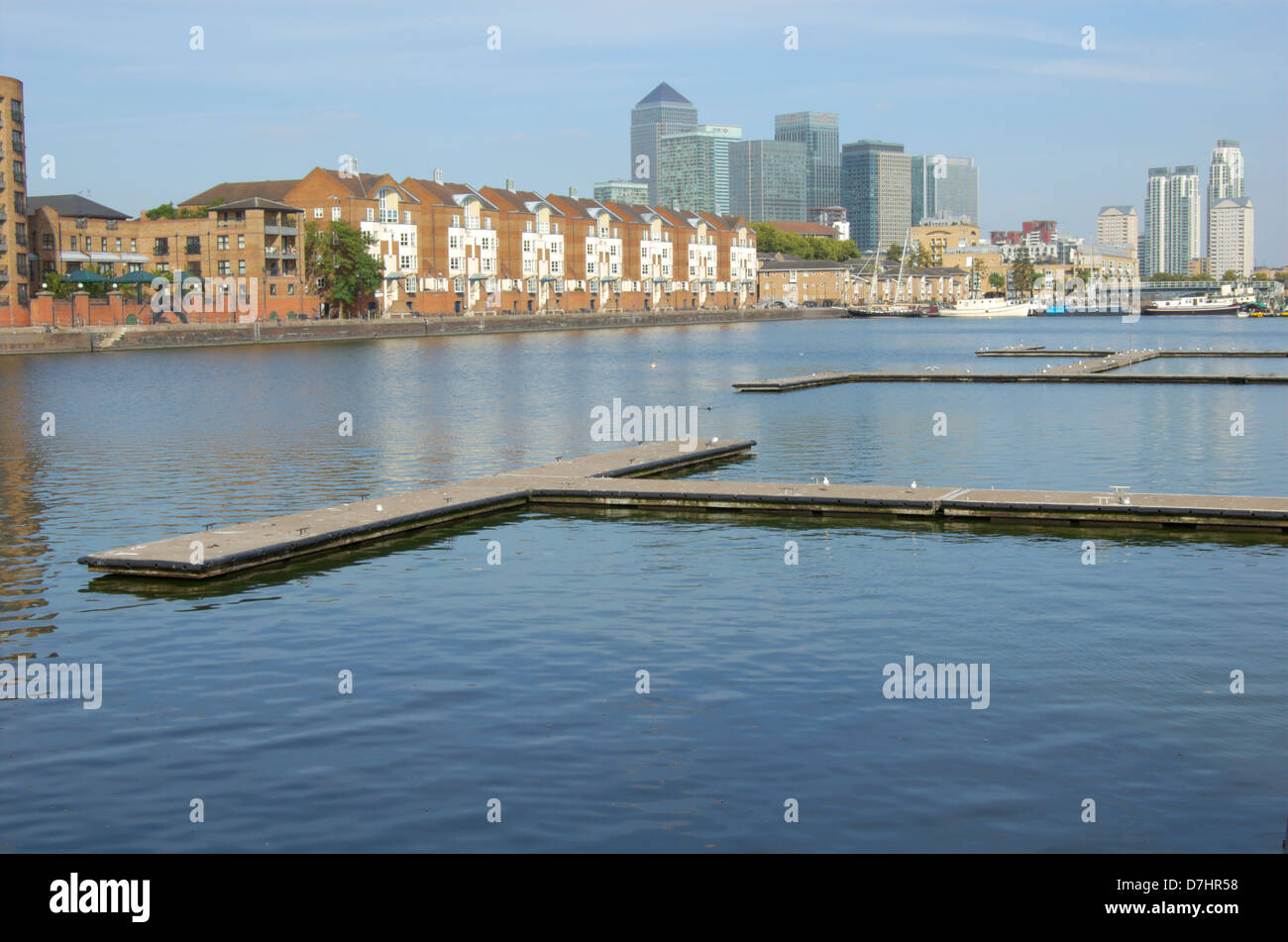 Pontoon dock london hi-res stock photography and images - Alamy