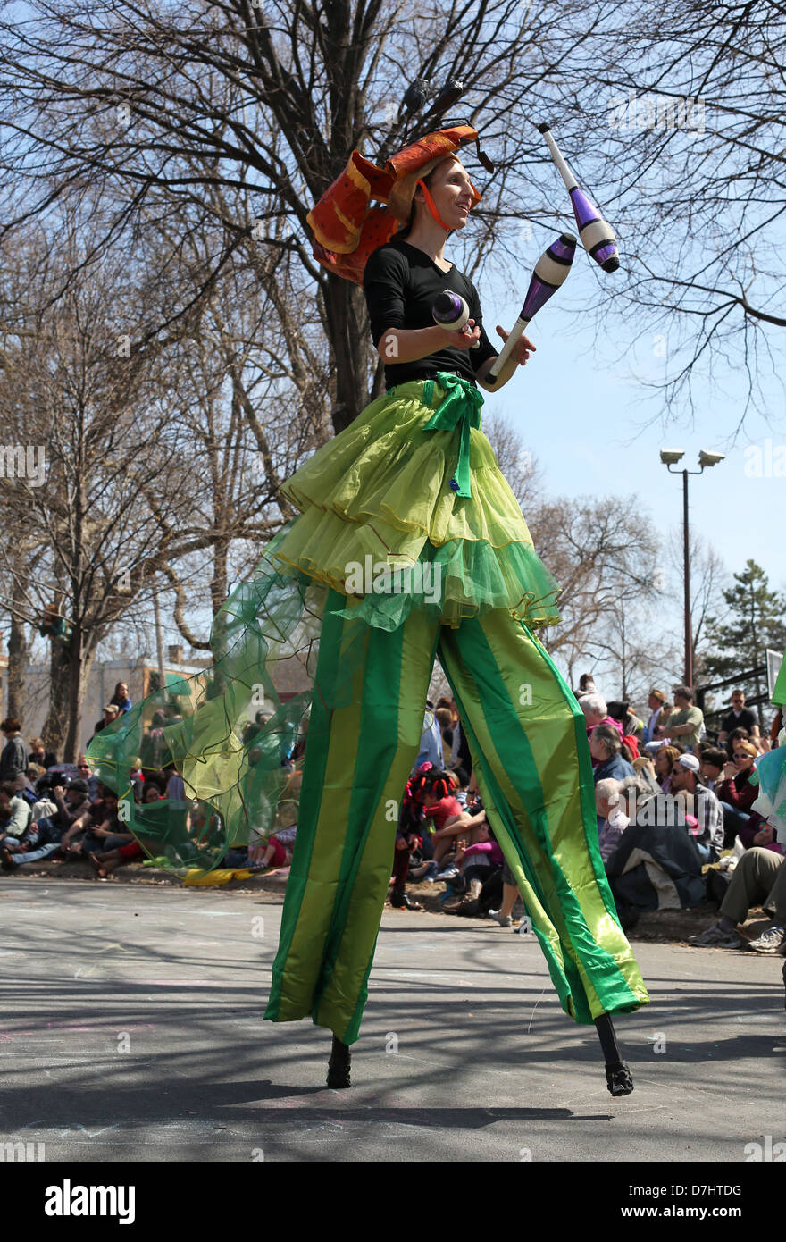Walking man stilts hi-res stock photography and images - Alamy
