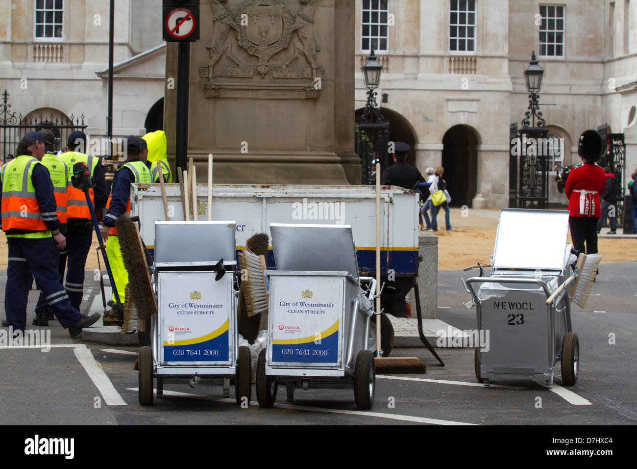 Queen speech parliament cleaners hi-res stock photography and images ...