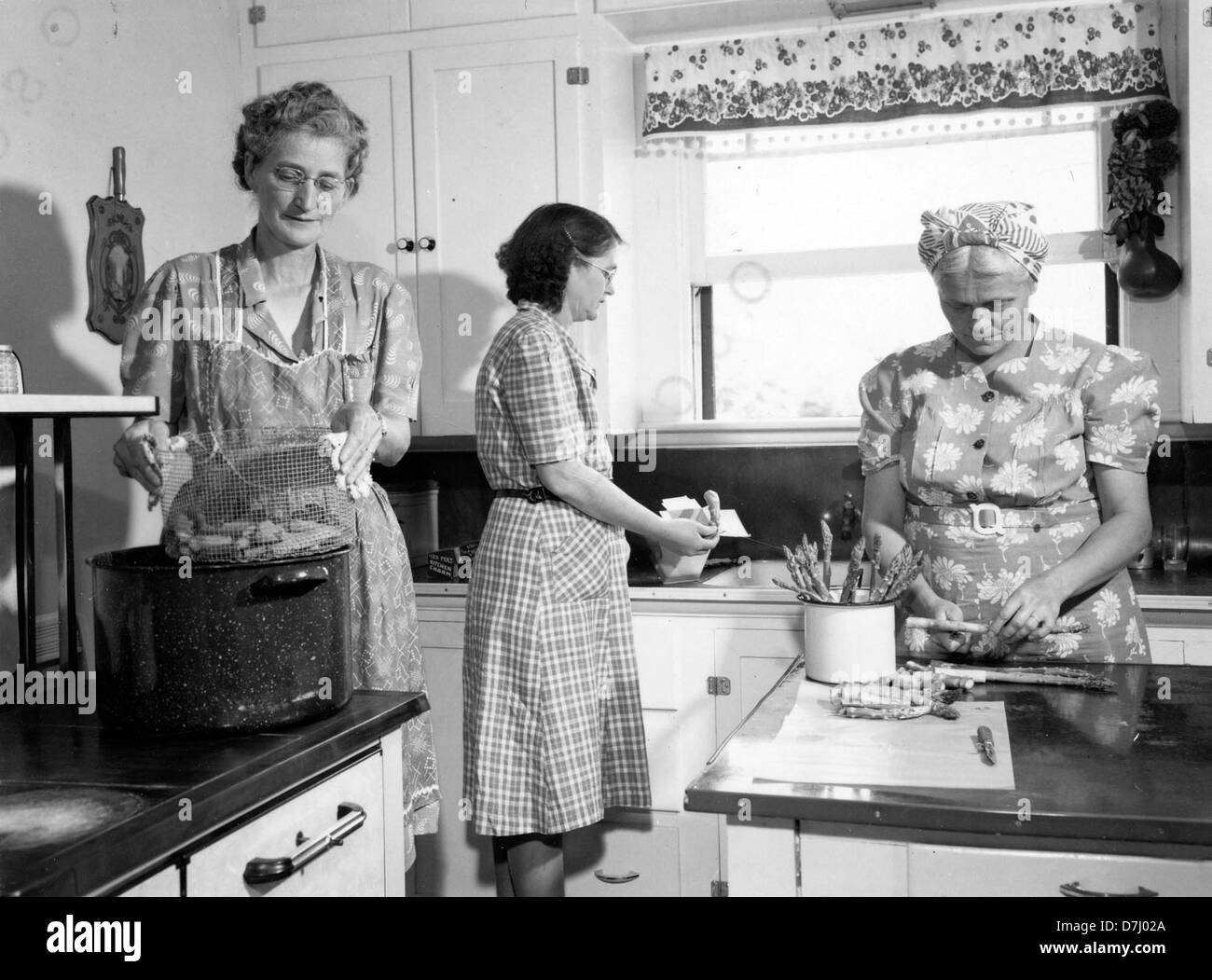 Preparing food in the kitchen Black and White Stock Photos & Images - Alamy