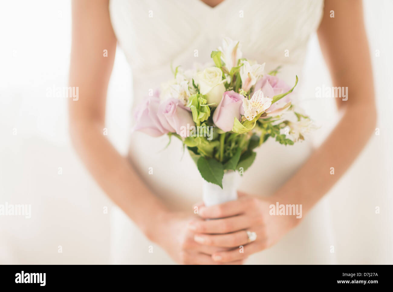 Bride holding bouquet Stock Photo - Alamy